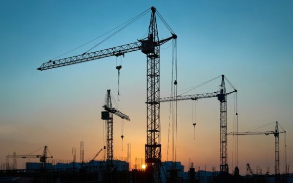 Guide essentiel des différents types de grues de construction - IHURMO